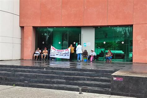 Jubilados De La Universidad De Carmen Intensifican Protesta Y Bloquean Edificio PorEsto