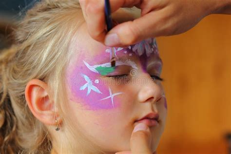 Pintura Facial Infantil O Artista Pinta Uma Coroa Princesa Sobre Uma