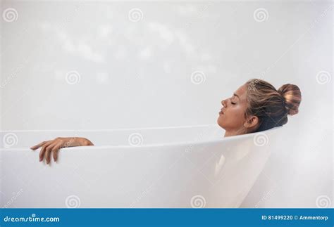Giovane Donna Che Si Rilassa In Vasca Fotografia Stock Immagine Di