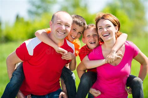 Lycklig Familj Med Två Barn På Naturen Arkivfoto Bild av lycka