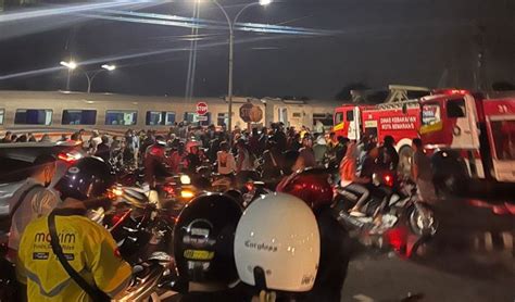 Kecelakaan Kereta Api Jadi Tontonan Metro Semarang