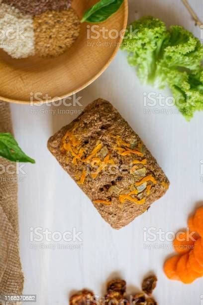 전체 곡물 가루에서 효모가없는 식이 빵 건강한 음식 야채와 밀기울빵 0명에 대한 스톡 사진 및 기타 이미지 0명 갈색