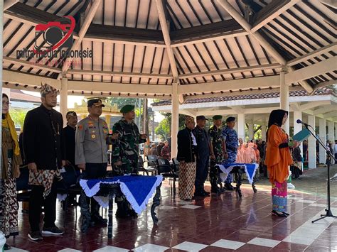 Kapolres Lumajang Hadiri Upacara Bendera Peringatan Hardiknas Tahun