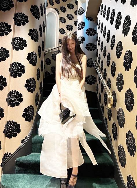 패션엔 티아라 효민 파리에서 생일 화이트 티어드 드레스 로맨틱 생일 파티룩