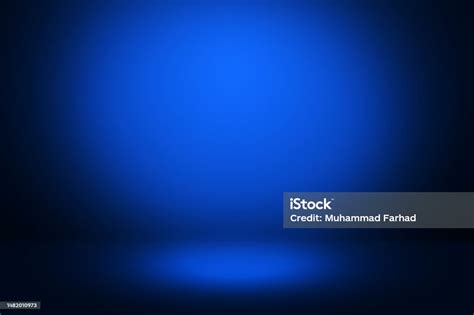 상단에서 빛나는 스포트라이트가 있는 진한 파란색 추상적인 배경 빈 공간을 배경으로 한 현대적인 무대 디자인 0명에 대한 스톡 벡터 아트 및 기타 이미지 Istock