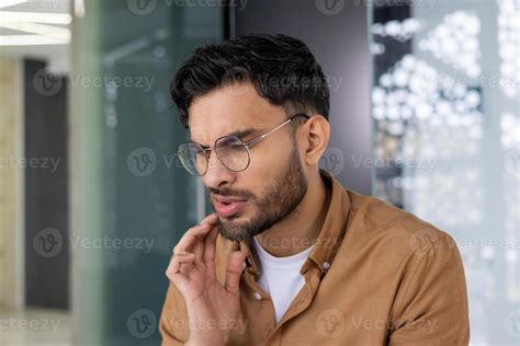 Een Jong Mens Met Bril Is Gezien Ervaren Een Kiespijn Terwijl Zittend