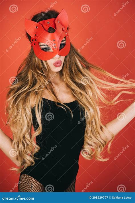 Sexig Kvinna I Kattmask Vacker Brunett Med Långt Hår Och Stora