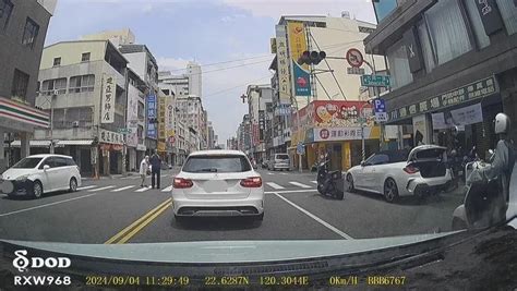紅燈快結束阿北「馬路只過一半」！善心騎士下車攙扶 所有車都停下了
