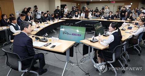 학생·학부모·교원들과 대화하는 이주호 부총리 연합뉴스