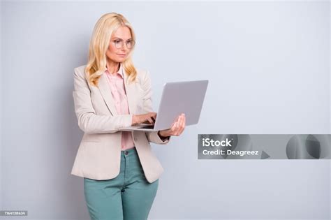 좋은 매력적인 세련 된 콘텐츠 심각한 물결 모양의 여자 컨설턴트 손 노트북 Wifi 원격 직업 공석 밝은 흰색 회색 파스텔 배경 위에 고립 된 초상화 경영자에 대한 스톡