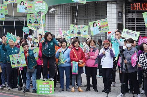 路口拜票懇求支持 王美惠爭取鄉親認同