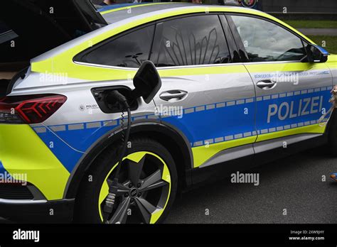 Der Neue Polizeiwagen Der Zukunft Einsatzfahrzeug Streifenwagen Ein Vollelektrisch