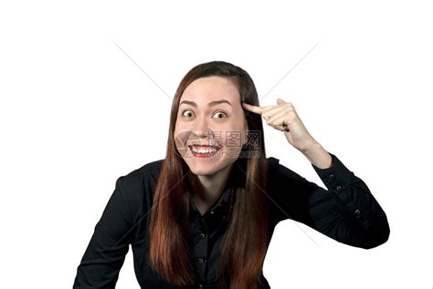一个女人在白色背景摇动她的手指在她的庙宇高清图片下载 正版图片505384901 摄图网