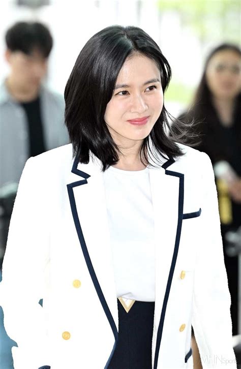 Son Ye Jin Stuns In Effortlessly Chic Airport Fashion As She Sets Off