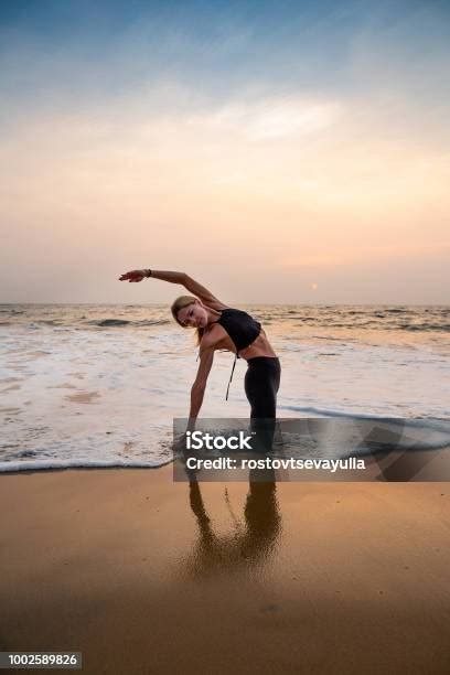 검은 모래 해변에 요가 하 고 중간 나이 여자 낙타 자세 Ustrasana에 대한 스톡 사진 및 기타 이미지 낙타 자세