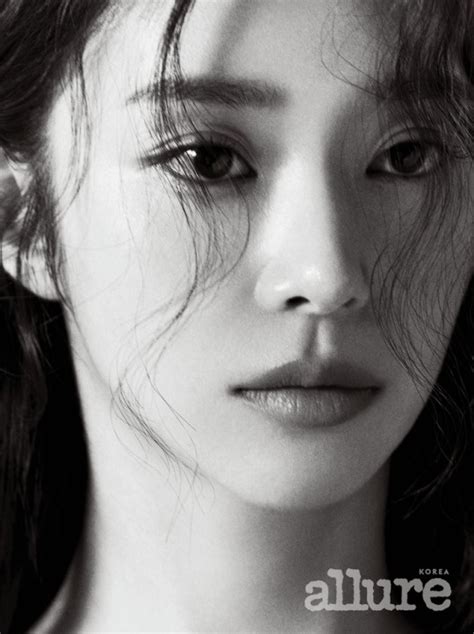 韩国女艺人李主傧最新《allure》杂志写真杂志韩国女艺人版权所有新浪新闻