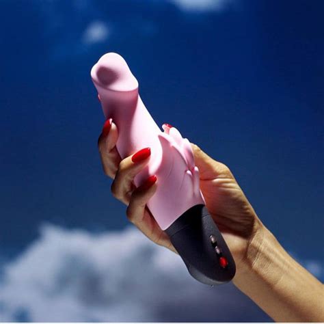 JUEGOS Y RETOS CALIENTES EN PAREJA Y FELICES LOS CUATRO