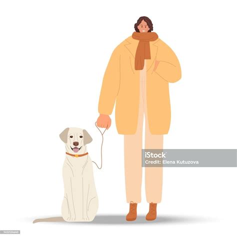 개와 함께 웃는 여자 따뜻한 편안한 세련된 캐주얼 한 옷을 입고 개와 함께 걷는 스카프를 입은 소녀 개 래브라도가 근처에 앉아