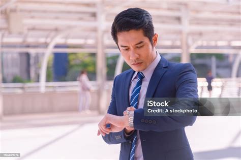 사무실에서 시간을 확인 하기 위해 손목시계를 보는 비즈니스 맨 연례 및 요약 보고서 약속 모임을 위한 시간 초과입니다 시간 제한