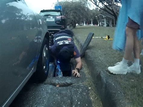 手機滑落水溝陷無助 八掌警及時助女子解困