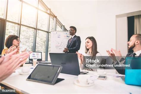 사무실에서 팀으로 일하는 비즈니스 사람들 사업가의 그룹과 잘 생긴 아프리카 사업가 개발에 대한 스톡 사진 및 기타 이미지 개발 경영자 계획 Istock