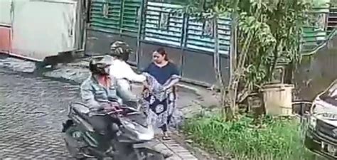 Bermodus Tanya Alamat, Ibu Jadi Korban Jambret di Pagi Hari - Neo-Demokrasi