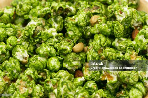 흰색 배경에 고립 된 나무 그릇 벌크에 일본 말차 녹차 팝콘 0명에 대한 스톡 사진 및 기타 이미지 0명 각도 건강한