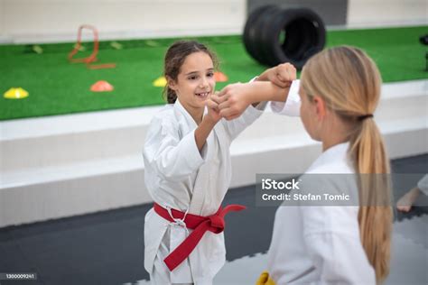 스포츠 체육관에서 가라데 연습 기모노에서 여자 무술 훈련 세션 충돌 개념에 대한 스톡 사진 및 기타 이미지 충돌 개념 가라테 격투기 Istock
