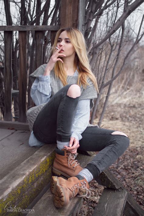 Фото Девушка с сигаретой сидит на ступеньках ву Дарья Чачева