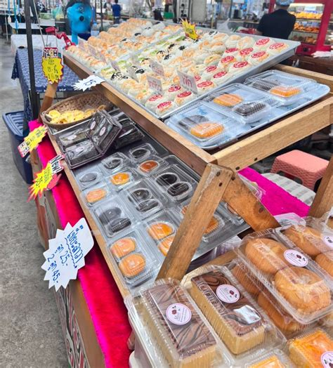 ขนมเปี๊ยะพลอยชมพู ตลาดเย็น 🌝 📍 ตลาดนัดแม่อุทัย แวะมานะคร๊า มีขนมอร่อย
