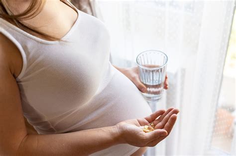 모성 보충 알약 보충 비타민 오메가 3와 함께 알약을 복용하는 행복한 미소 여자 임신 의학 건강 관리 개념 임신에 대한 스톡 사진 및 기타 이미지 Istock