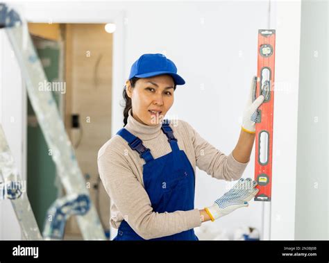 Woman Builder Using Building Level Measures The Vertical Of Wall Stock Photo Alamy