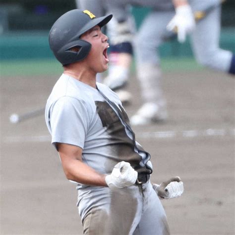 ＜仙台育英・慶応＞ 5回2死一、二塁、慶応の代打・安達は適時二塁打を放ち、ガッツポーズする （撮影・須田 麻祐子） ― スポニチ
