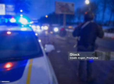 인식할 수 없는 모호한 경찰 자동차 조명 그리고 밤도로 배경 범죄 현장 도시를 순찰 하는 밤에 경찰 장교 추상 Defocused