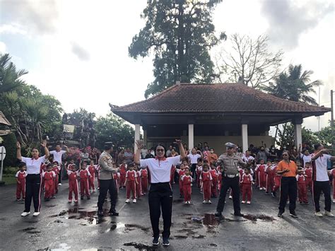 PAUD Werdhi Kumara Melakukan Kegiatan Pengenalan Lingkungan Di Polsek