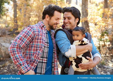 Coppie Maschii Gay Con Il Bambino Che Cammina Attraverso Il Terreno