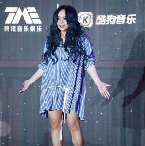 46歲張惠妹近照瘦成一道閃電，大秀美腿，網友：差點沒認出來！ 每日頭條