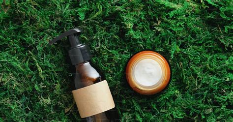 이끼 배경에 천연 유기농 Spa 미용 제품 세트 모이스처라이저 크림 항아리와 호박색 유리 스포이드 병 상단 보기 사진 Unsplash의 식물 이미지