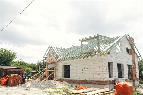 Bangunan Rumah Pertanian Modern Yang Belum Selesai Rangka Atap Kayu Model Mansard Dengan