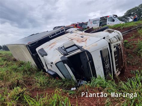Carreta tomba na alça de acesso do viaduto da PR 323 a PR 317 em