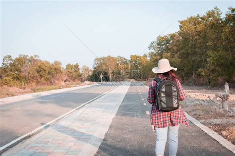旅行的概念背着包走在柏油路乡高清图片下载 正版图片504587009 摄图网