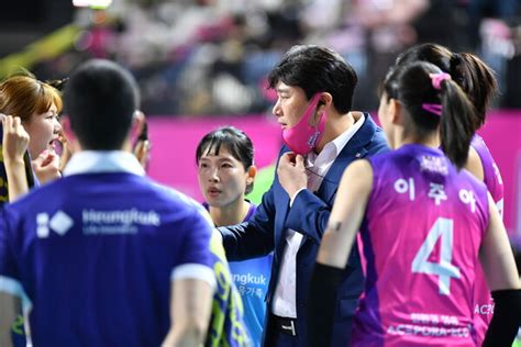 女배구 데뷔전 셧아웃 승리에도 배고픈 권순찬 감독 솔직히 만족스럽지 않아 삼산에서