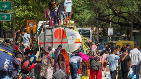 दिल्ली के इन इलाकों में एक ही टाइम आएगा पानी सांसदों और जजों के घर में