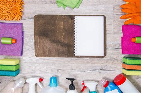 중간에 Copyspace와 나무 배경에 제품을 청소 광고 청소 회사의 개념 가사 집안일에 대한 스톡 사진 및 기타 이미지 가사 집안일 가정 생활 개념 Istock