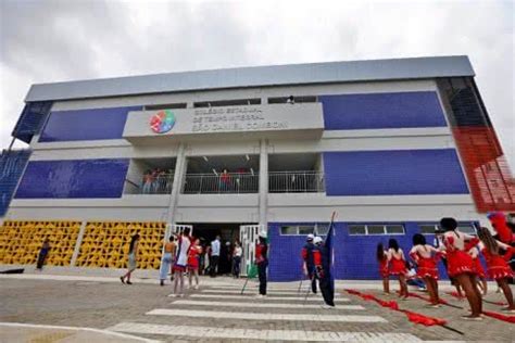 Aluno ameaça colegas faca em colégio de Salvador