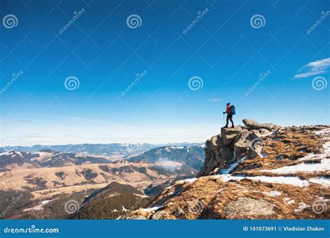 Montanhista Na Parte Superior Imagem De Stock Imagem De Mochila