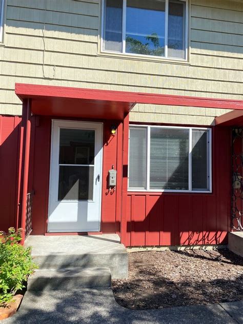 300 W 4th St Unit 2 The Dalles Or 97058 Room For Rent In The Dalles