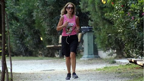 Έλλη Στάη Για Jogging στον Εθνικό Κήπο φωτογραφίες Γόβα Στιλέτο