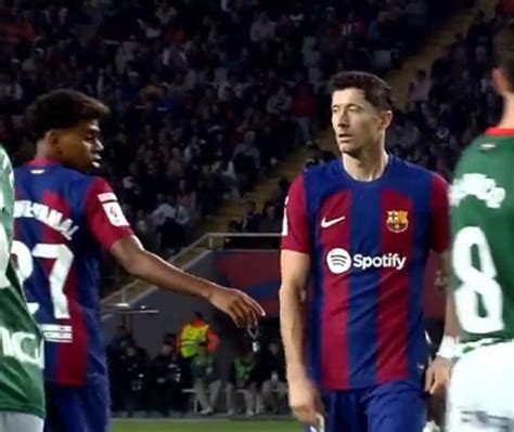 امتناع لواندوفسکی از دست دادن با لامین یامال پس از پاس ندادن این بازیکن 16 ساله به او عکس