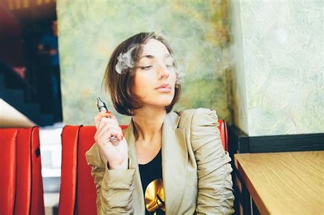 여자아이 좌석의 및 Smokes 전자 시가렛형 갈색 머리에 대한 스톡 사진 및 기타 이미지 갈색 머리 관능 귀여운 Istock